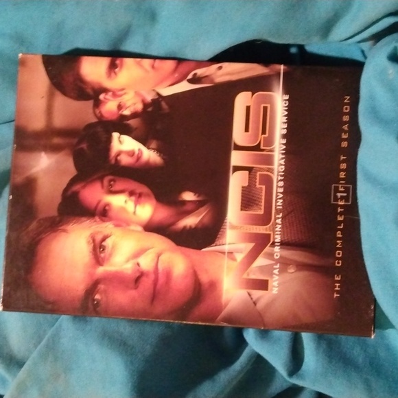 Paramount/CBS | Media | Ncis Preowned Complete First Season 6 Discs ...